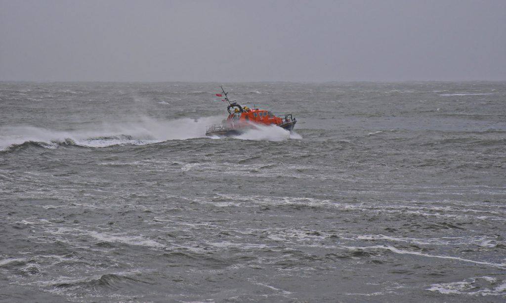 Tenby: RNLI launch rescue operation during Storm Brian [VIDEO] – The ...