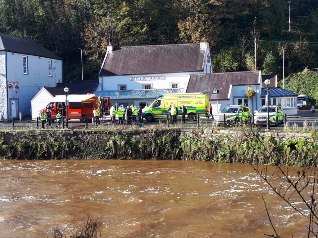 Huge rescue operation after paddle boarders go missing in River Cleddau ...