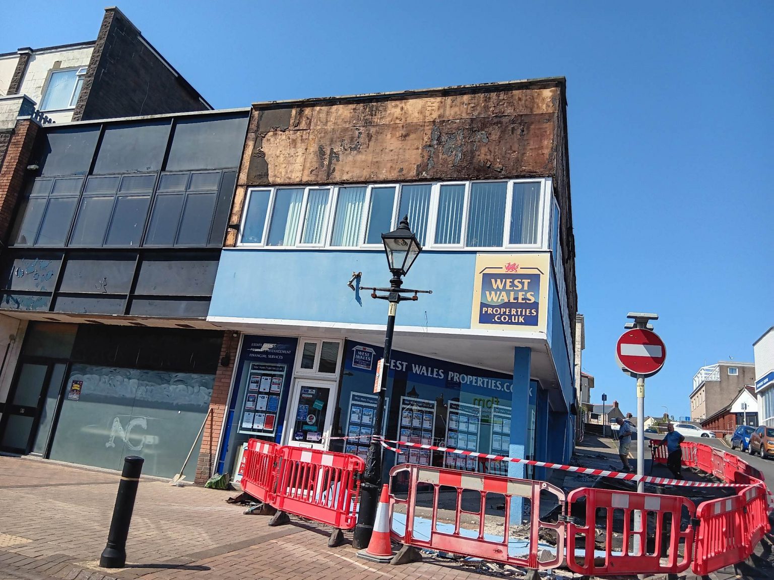 Charles Street closed off as cladding falls off commercial building ...