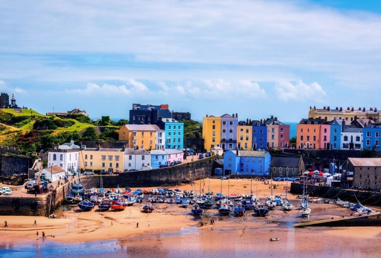 Anti-Welsh graffiti targets Tenby’s bilingual signs – The Pembrokeshire ...