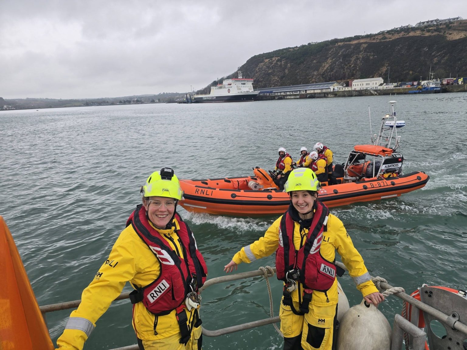 Over 1,100 festive bathers enjoy Tenby’s famous Boxing Day Swim – The ...